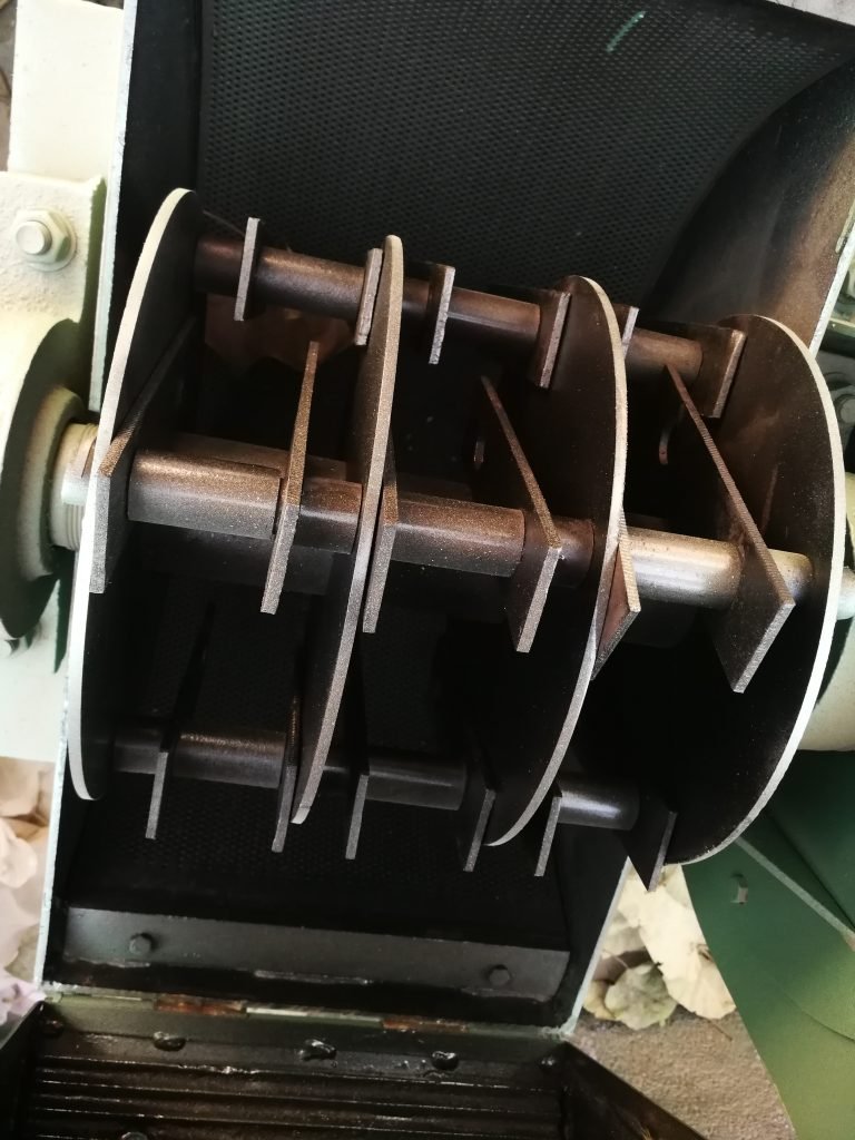 The Differences of Disc Mill and Hammer Mill-vmagromachine